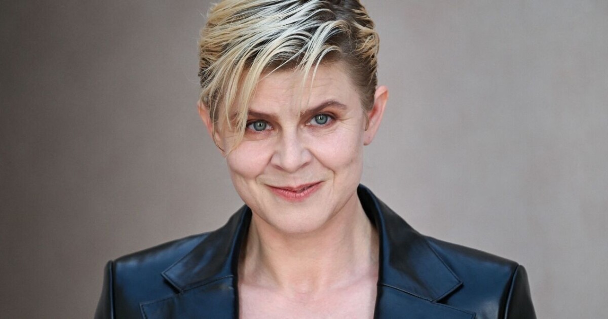 Robyn släpper ny musik – överraskade på Acne Studios visning | ELLE