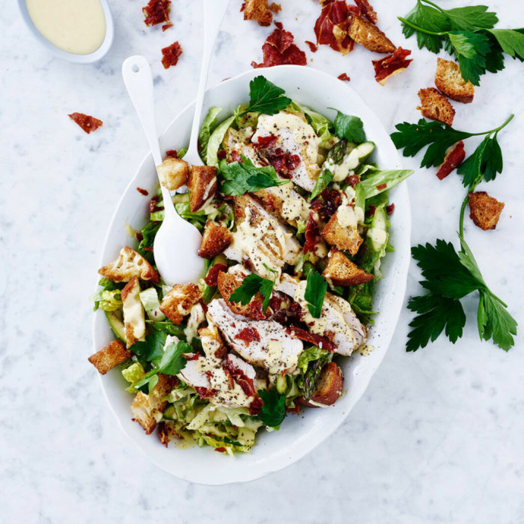 Caesarsallad med kyckling, parmaskinka och sparris | ELLE