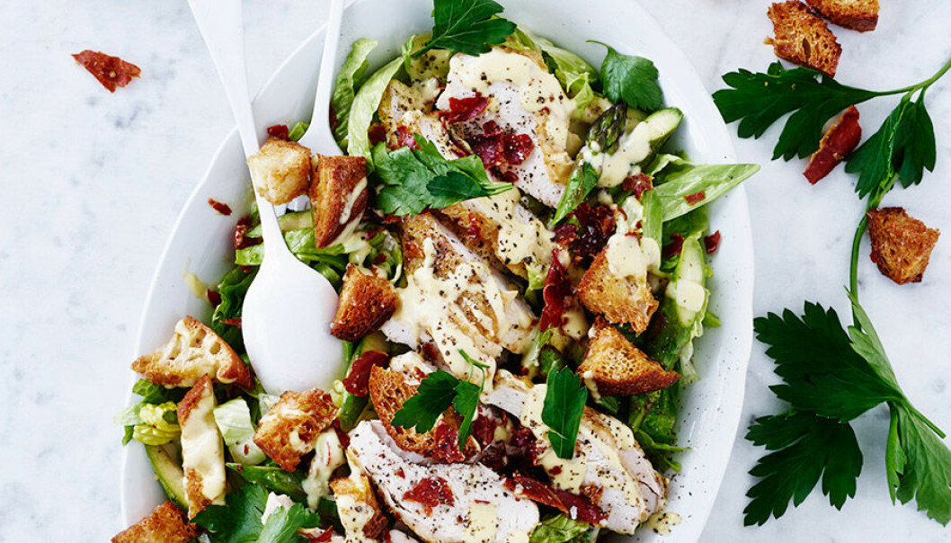 Caesarsallad med kyckling, parmaskinka och sparris | ELLE