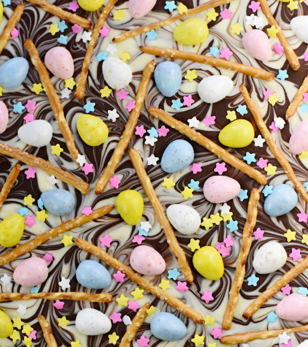 Påskdessert – chokladbräck med påskägg och salta pinnar | ELLE