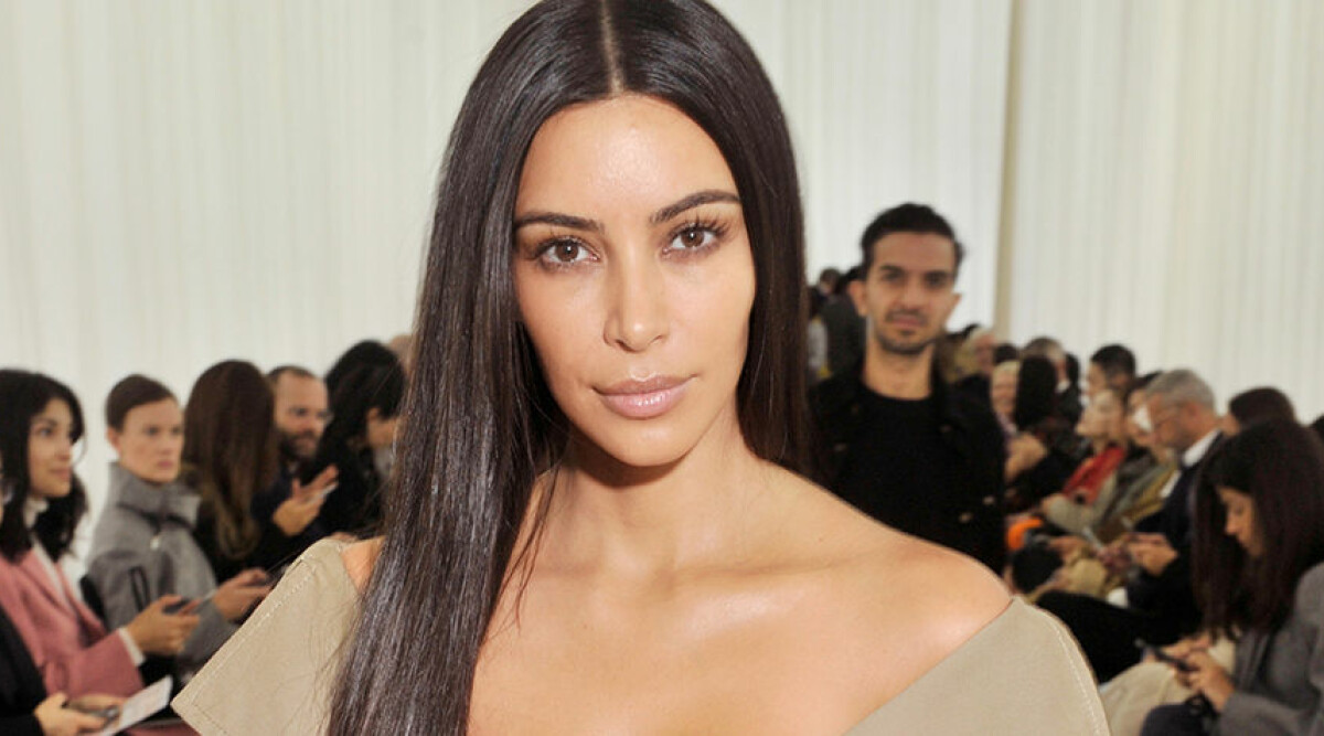 Kim Kardashian dök upp osminkad på Balenciagas visning | ELLE