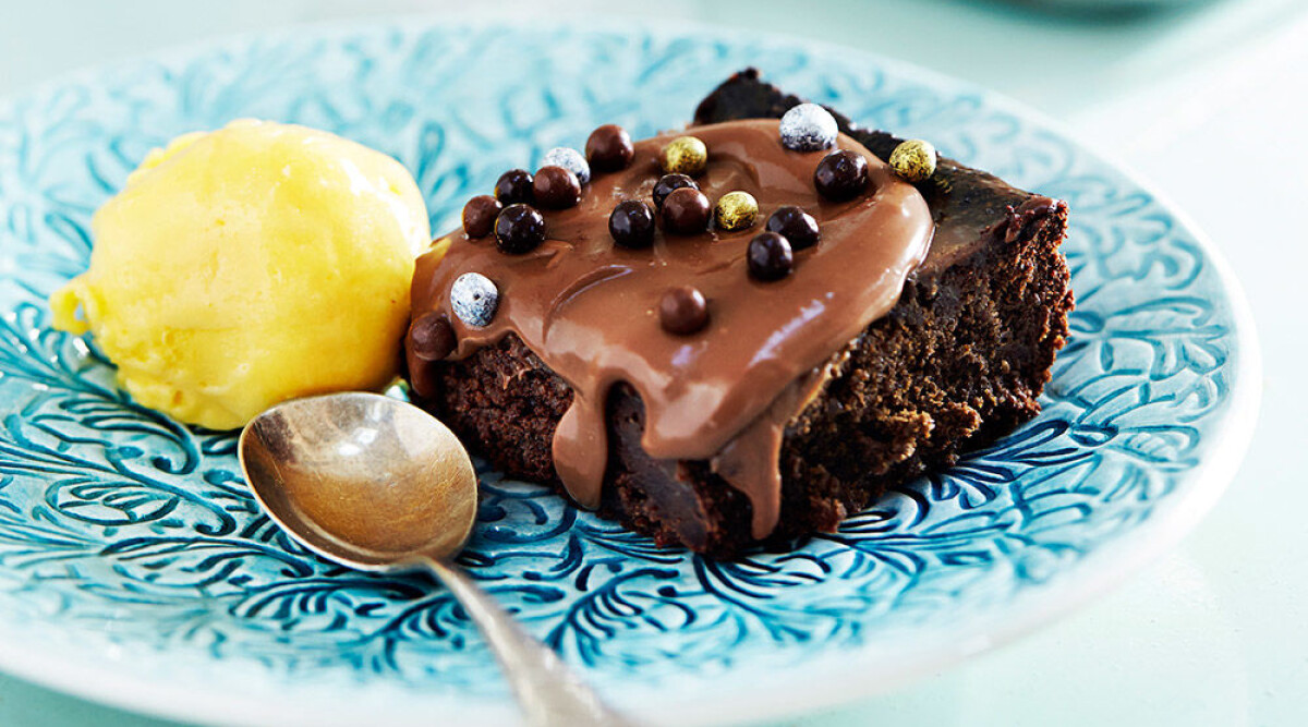 Brownie med chokladganache och mangosorbet | ELLE