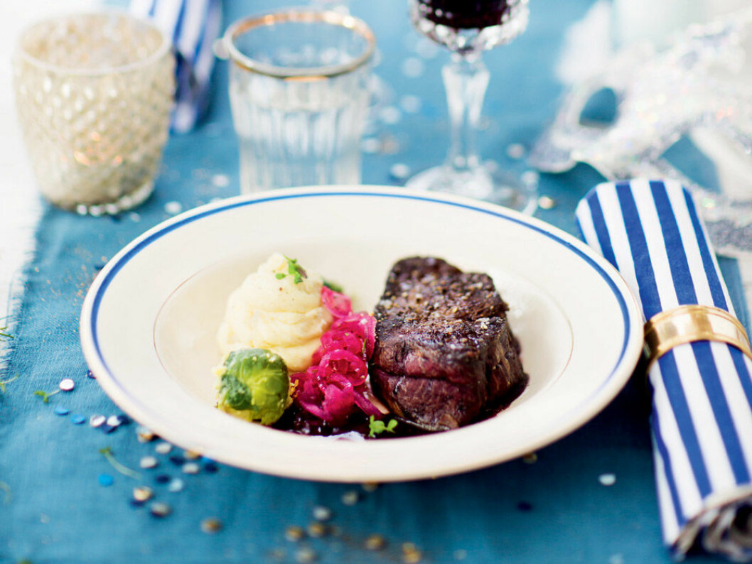 Oxfilé med jordärtskockspuré och rödlöksmarmelad | ELLE
