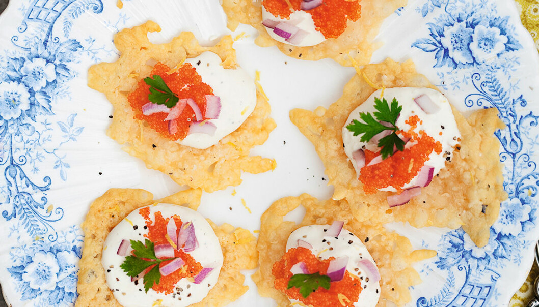 Parmesanchips med löjrom och citronkräm | ELLE