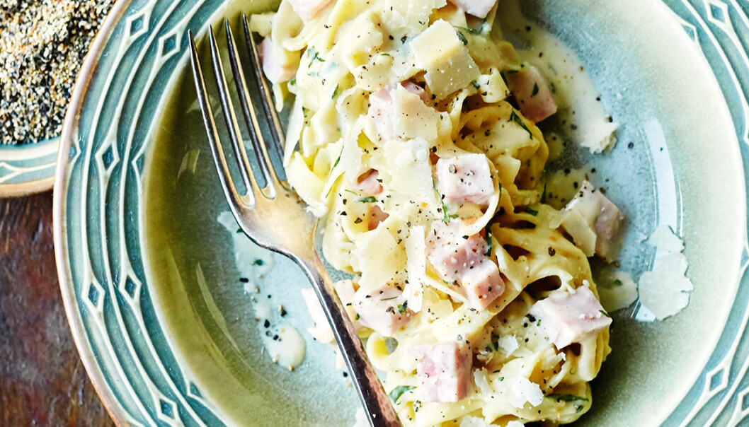 Pasta crema med rökt skinka, senap och parmesan | ELLE