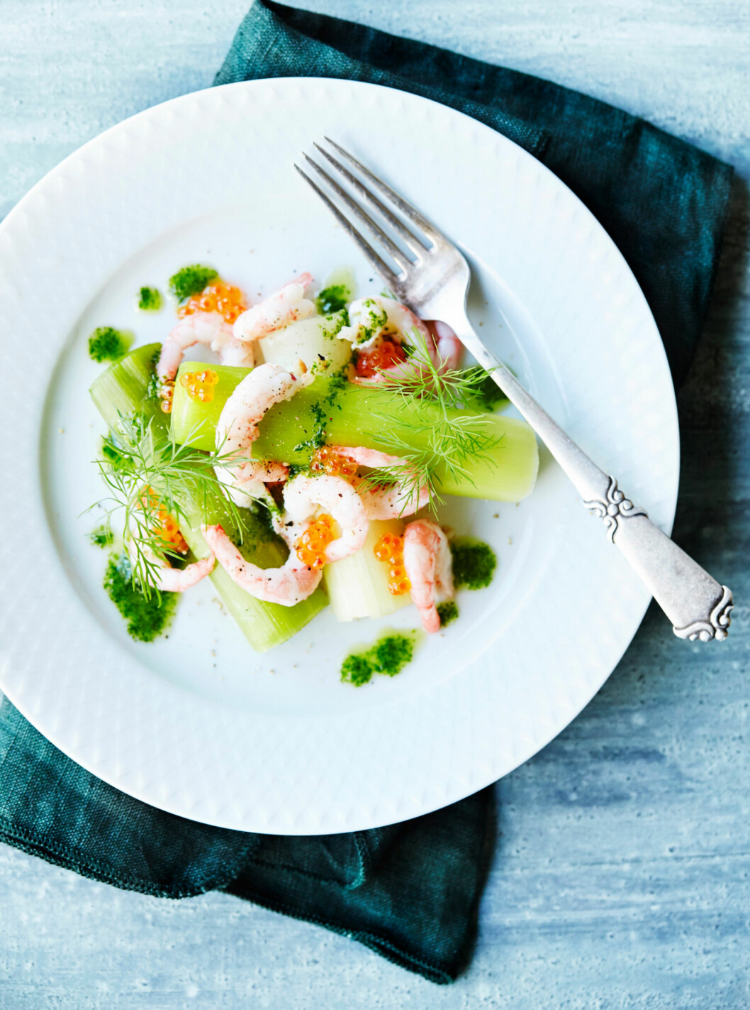 Lyxigt och enkelt: Pocherad purjo med dillolja och räkor | ELLE