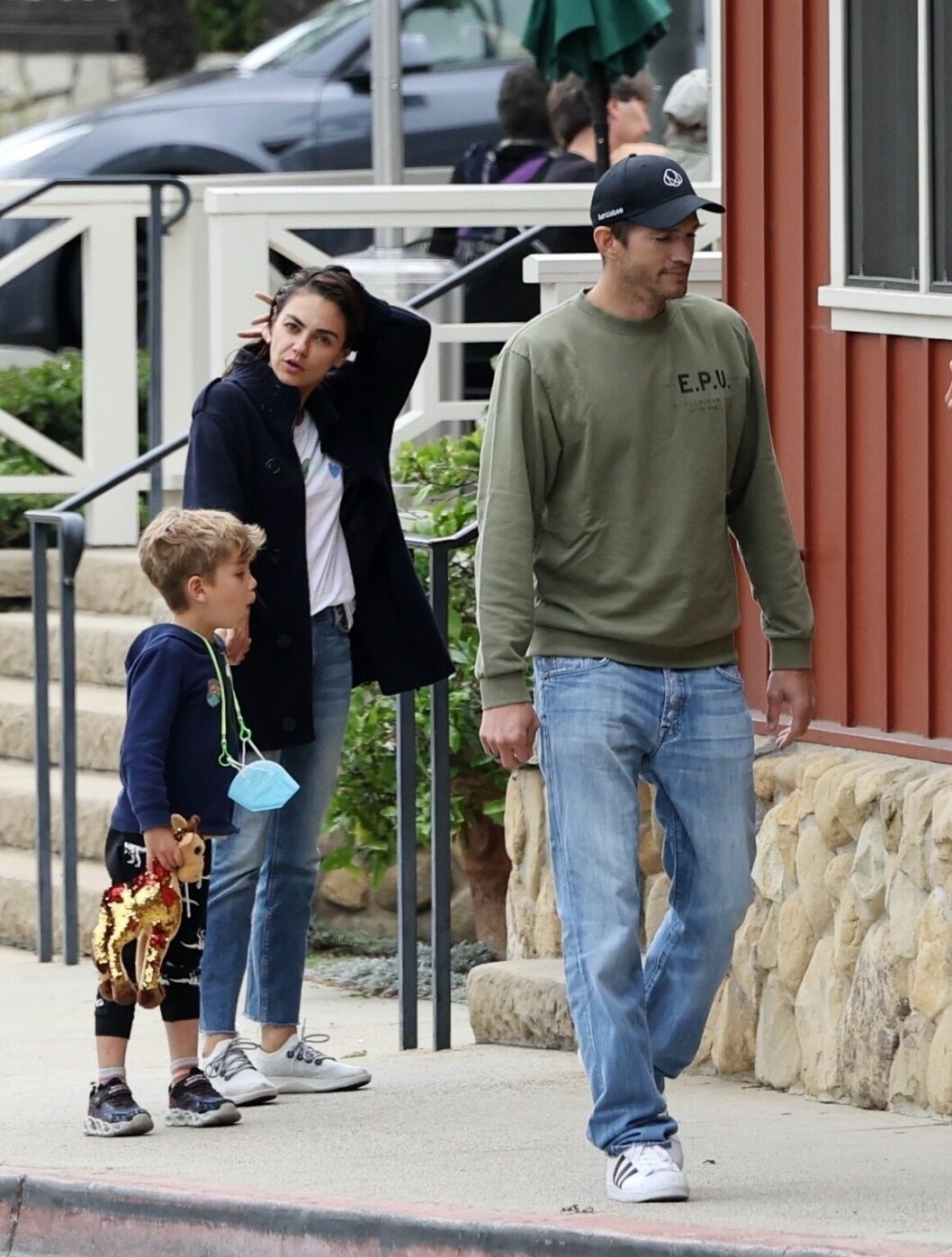 Mila Kunis och Ashton Kutcher ute med hela familjen | ELLE