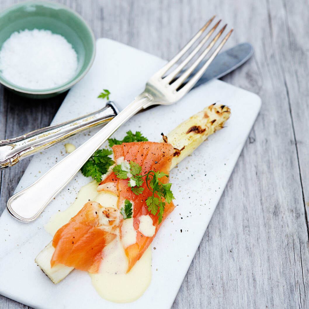 Vit sparris med rökt lax och hollandaise | ELLE